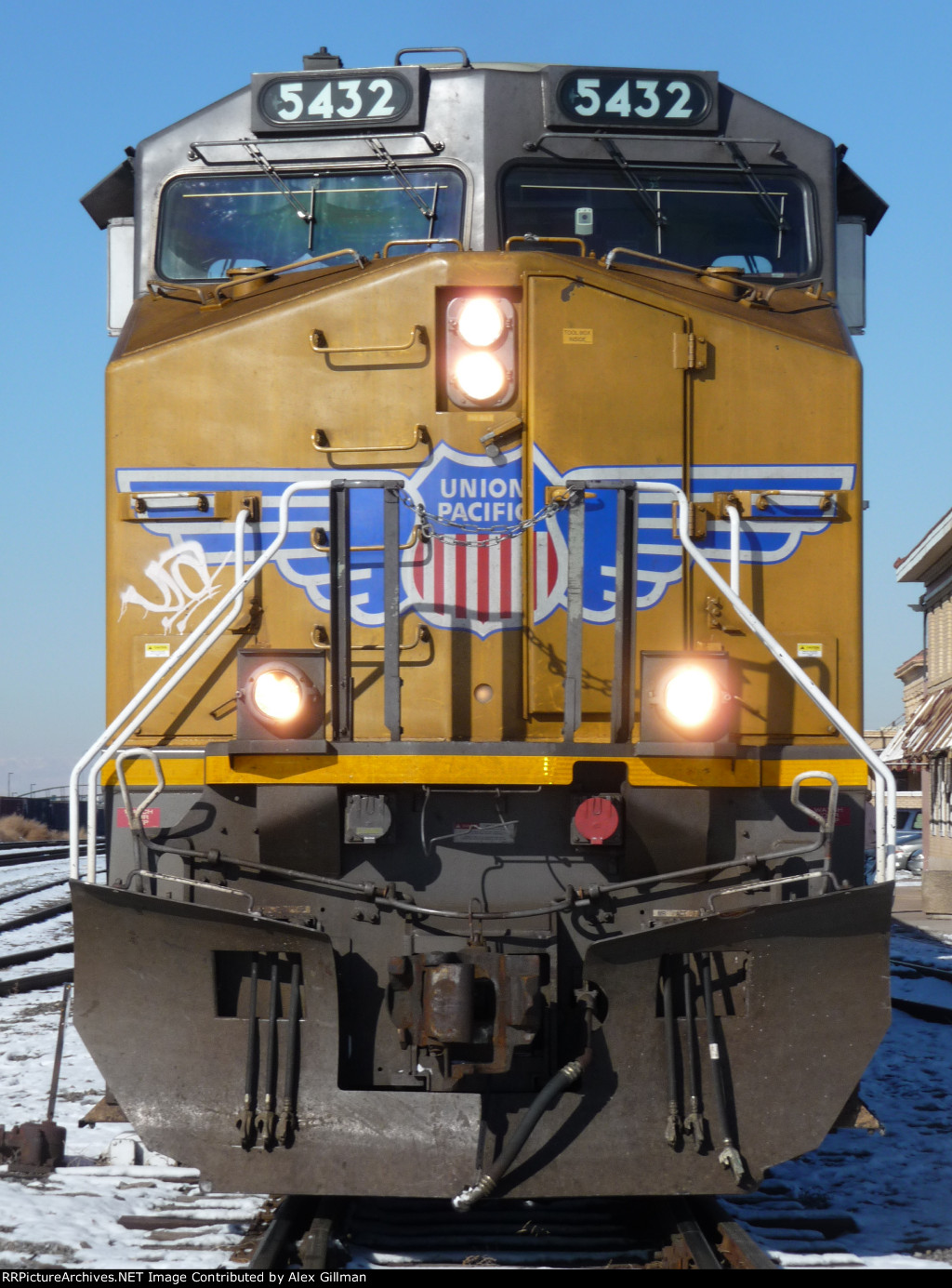 UP 5432 East, Head On